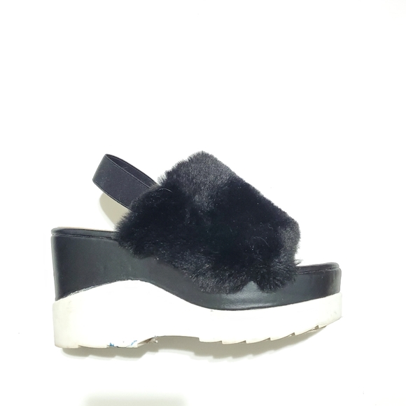 Forever 21 | Shoes | F2 Black Faux Fur Carefree Platform Sandal Size 8 ...